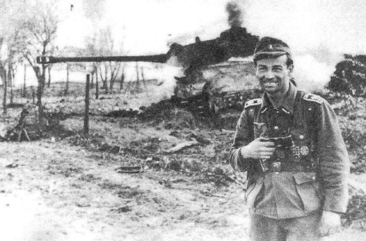 헝가리 데브레첸에서 파괴된 소련군 IS-2 중전차 / Destroyed Soviet IS-2 heavy Tank in the ...
