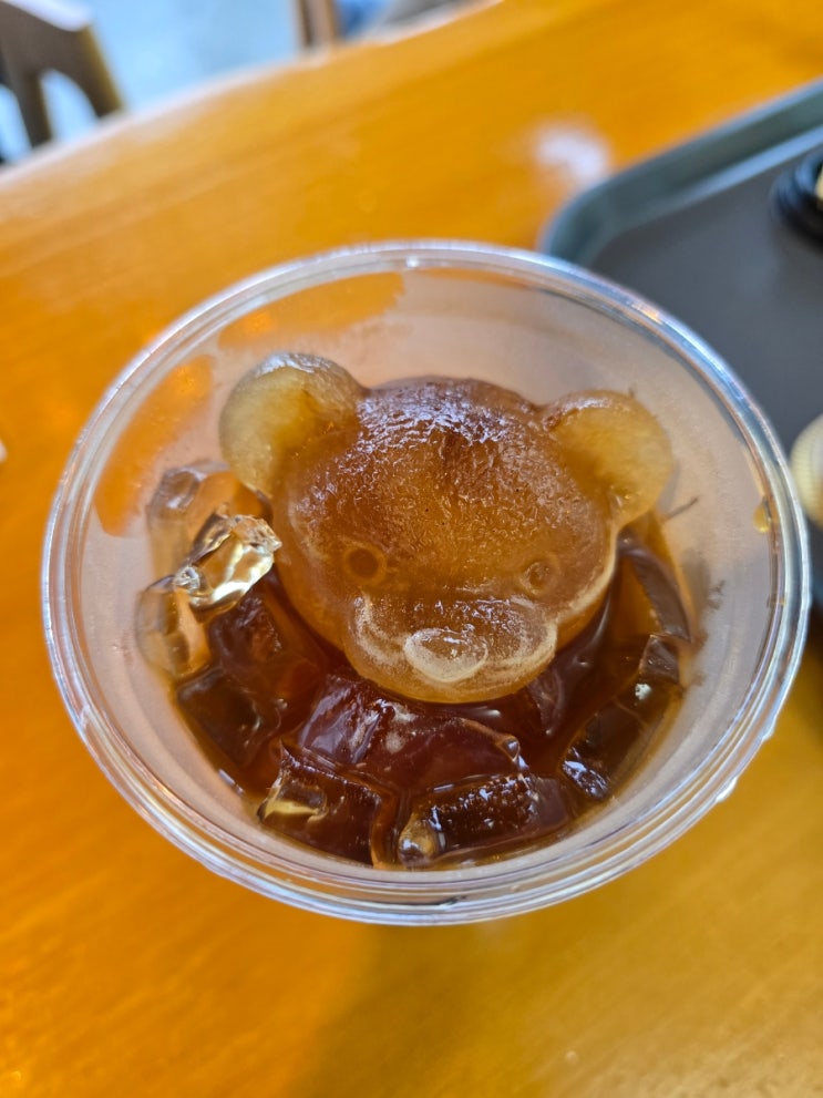 카페M99, 태안 몽산포 해변에서 뷰와 함께 즐기는 곰돌이 아이스커피와 보리냉차 feat. 디저트 : 네이버 블로그