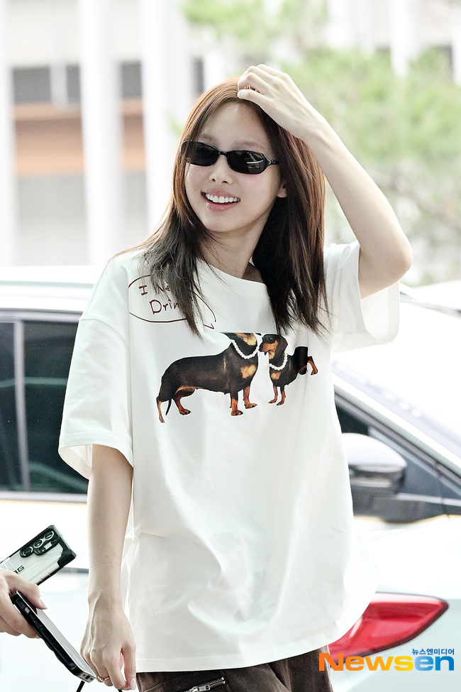 트와이스 나연 MARKGONG Off-the-shoulder Doggy T-shirt CHIMI CODE BLACK : 네이버 블로그