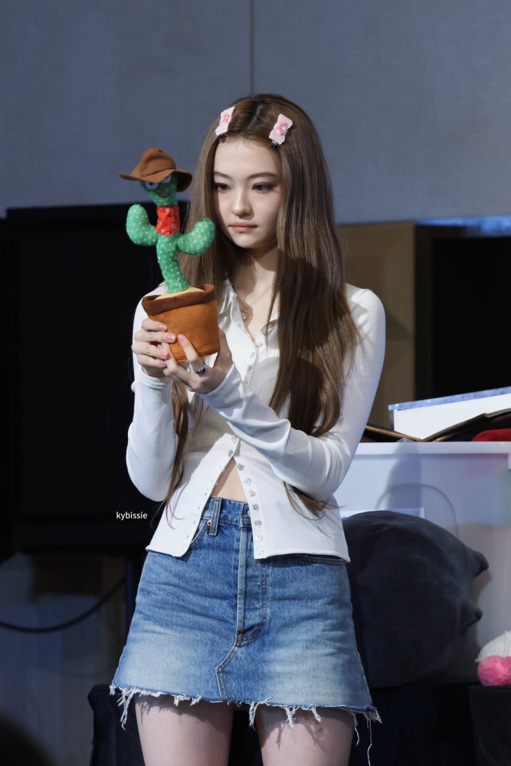 미야오 엘라 & QWER 히나의 팬사인회 치마 브랜드 정보 #엠엠엠 체크/데님 미니 스커트 : 네이버 블로그