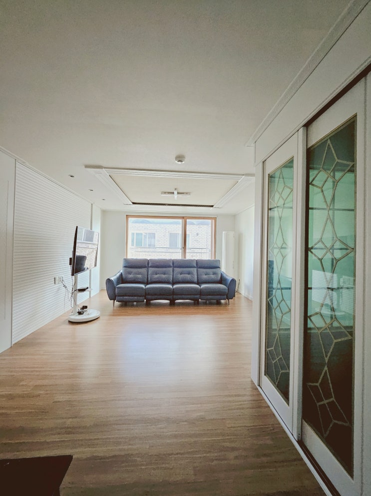 셀프 인테리어｜거실 벽지 위 페인트 시공 후기 (Whisper Gray) : 네이버 블로그