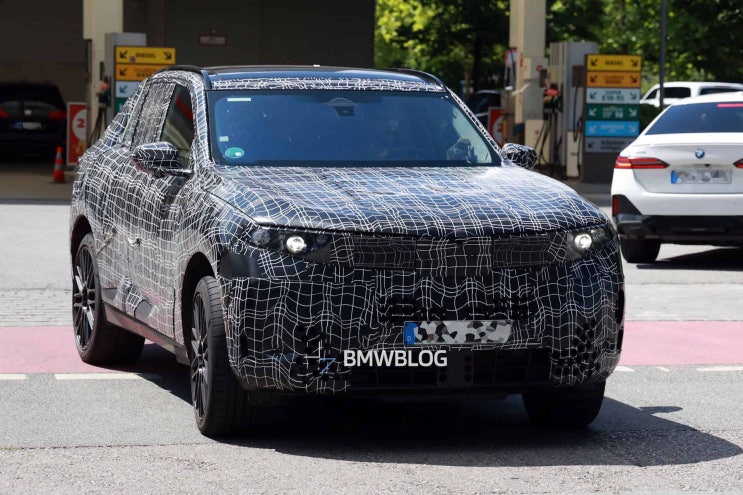 2027 BMW G65 X5 M60e 실내 인테리어 포착 미니멀리즘으로의 전환 - 파노라믹 디스플레이 멋지네! : 네이버 블로그