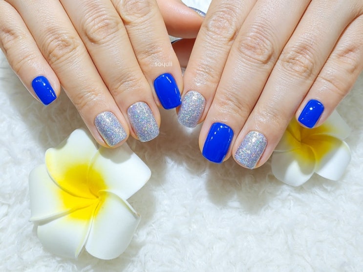 여름네일 추천, 손톱에 시원함 한 스푼! 로열블루 & 반짝임 가득한 글리터네일! : 네이버 블로그