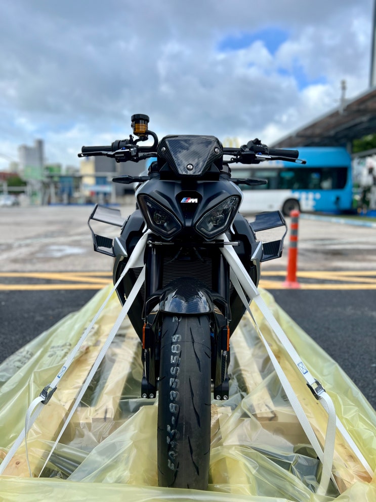 BMW 모토라드 2025 M1000R 김** 고객님 국내 1 호 알루미늄 화이트 신차 출고 실물 직관기 ! : 네이버 블로그