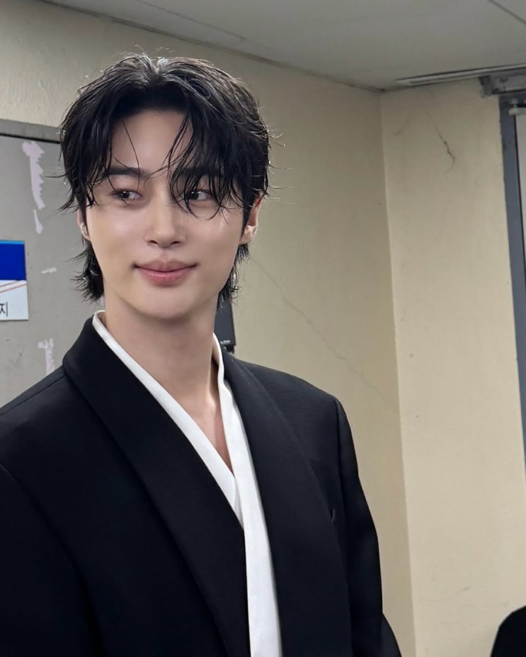 190cm 변우석 MZ샷도 완벽 소화’ , 올블랙 슈트로 시상식장 장악 : 네이버 블로그
