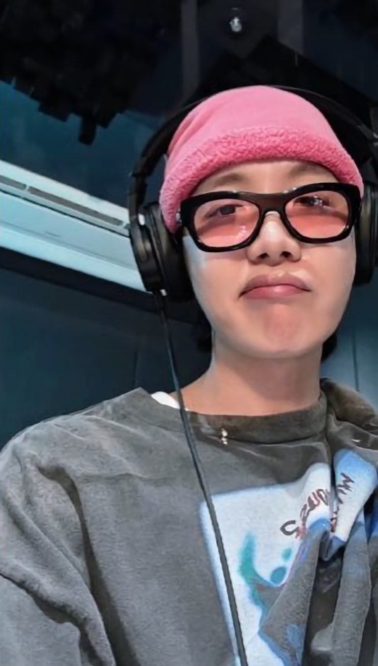 BTS 방탄소년단 제이홉 - 250903 완전체 컴백 앨범 준비 작업실 녹음중 사복패션 셀카 근황 사진 개인 인스타그램 업로드 ㅠㅠ : 네이버 블로그