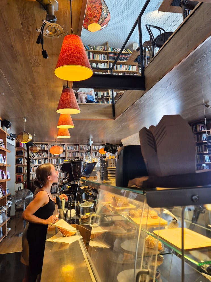 부다페스트 북카페 추천 2 : Massolit Books and Cafe, Kelet Cafe & Gallery : 네이버 블로그