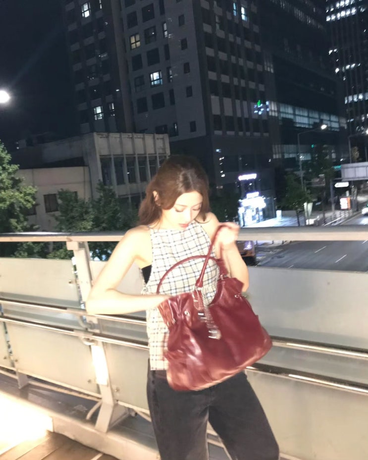 허윤진 체크 패턴 슬리브리스와 와인빛 빅백의 시크한 밤길 스타일 : 네이버 블로그
