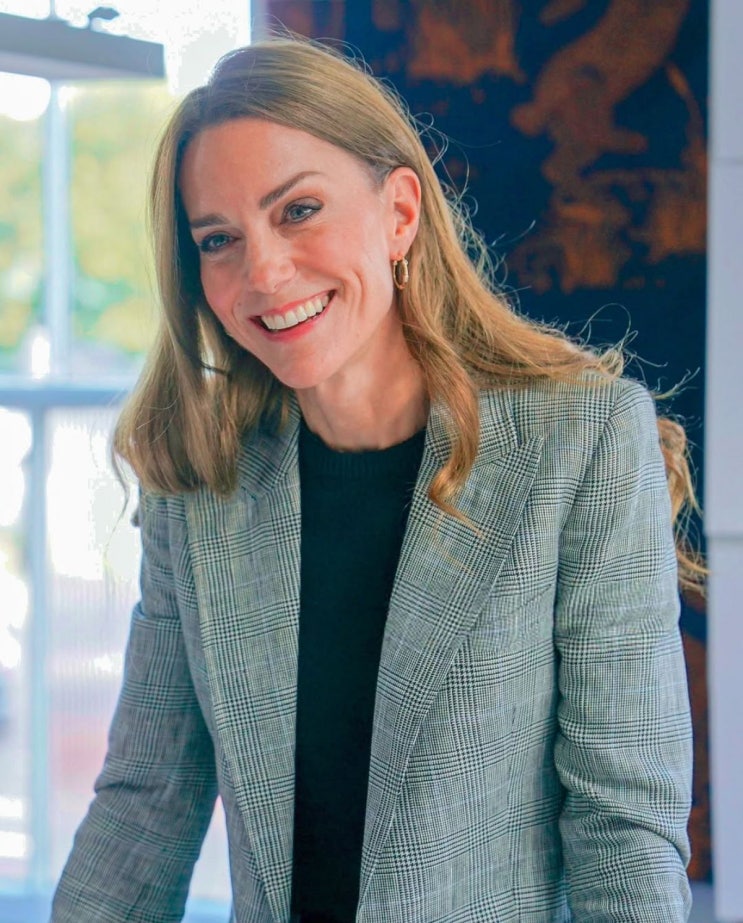 케이트 미들턴(Kate Middleton) - 서퍽 서드베리 실크 공장 & 쿡스턴 마리나 공장 방문 : 네이버 블로그