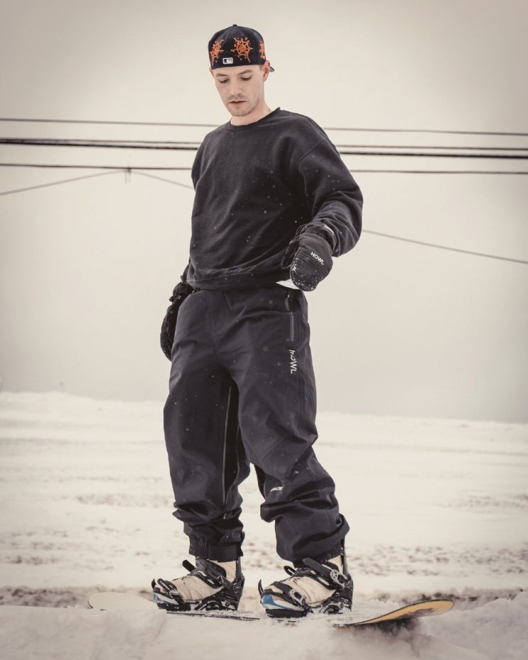 하울 서플라이 팀라이더가 착용한 스노우보드 장갑, 보드복 바지. Finn Westbury : 네이버 블로그