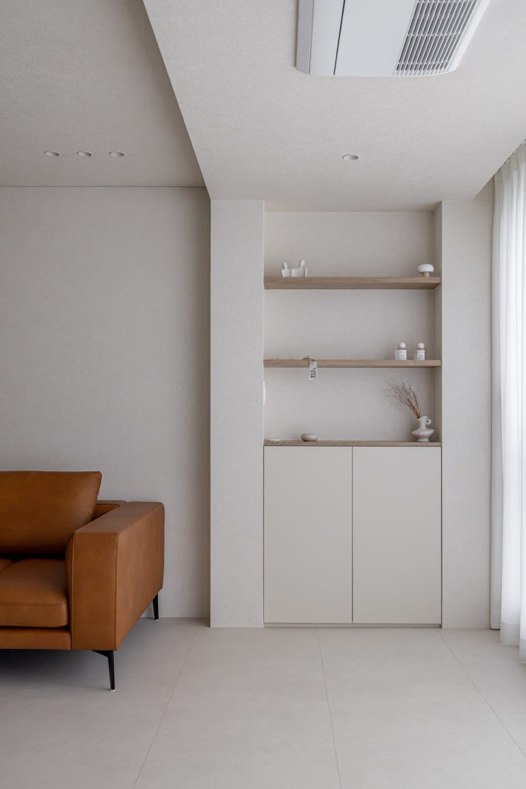 [디아망 회벽/크림] 취향타지않는 감각적인 인테리어, 센스있게 도배시공/디아망 PR002-11 +무몰딩 +액자레일 +9mm문선 매지마감+무걸레받이 +라인조명 /47평 문래 ...