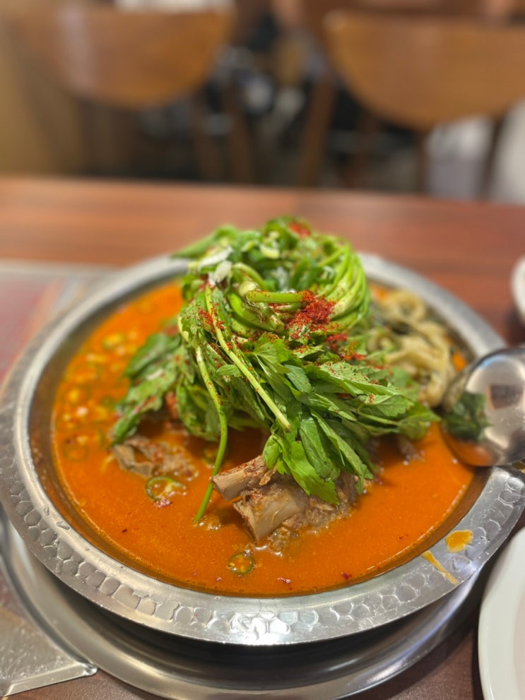 [압구정역 맛집] 얼큰하고 살이 연한 감자탕 맛집 ‘삼삼뼈국 압구정점’ : 네이버 블로그