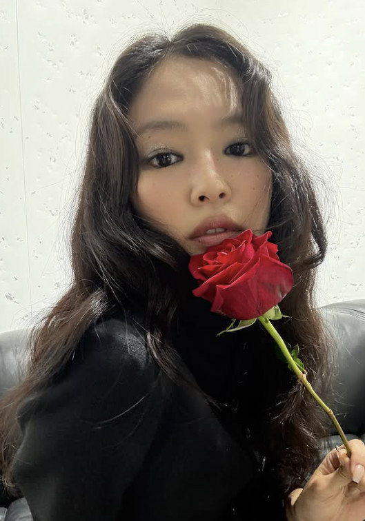 제니, 올블랙 매혹적 비주얼 장미꽃처럼 빛난 순간 : 네이버 블로그