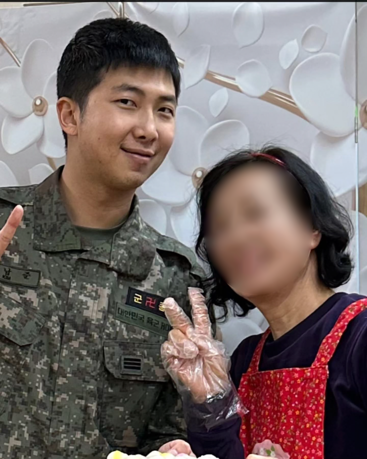 [사진] 방탄소년단(RM)ː육군 15사단 승리부대 2025 을사년 새해 카운트다운 (Feat. 국군장병 만둣국) (250101) : 네이버 블로그