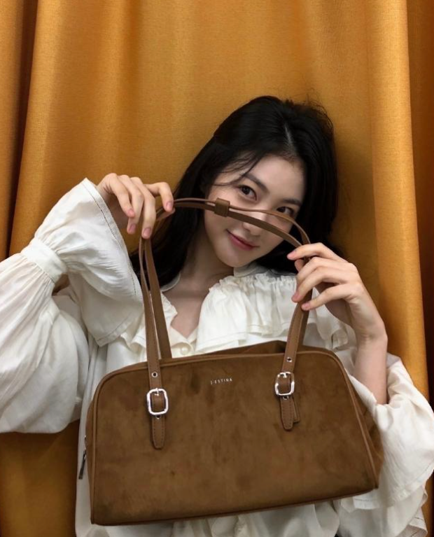 20대 여자 대학생의 데일리백으로 만족스런 선택인 제이에스티나 스웨이드 여성 숄더백 가방 추천 W 신예은 네이버 블로그