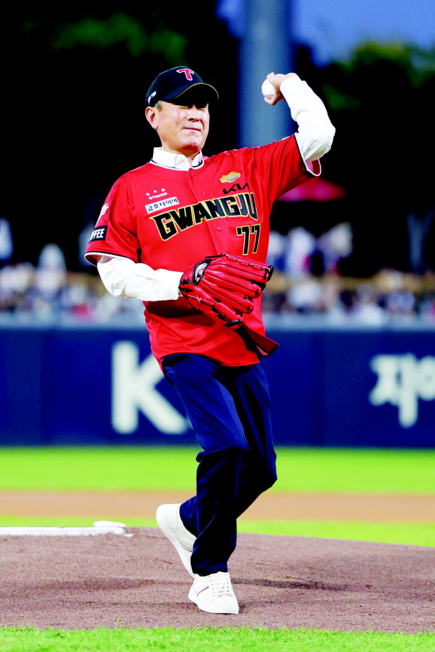 ‘V11’ 기운 받아랏!…KIA 김기태 전 감독 시구 : 네이버 블로그