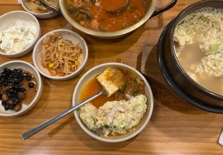 신사 압구정 가로수길 연예인 한식 김북순큰남비집 신사본점 시원한 돼지 김치찌개와 해산물 가득 초란뚝배기탕 점심 • 저녁