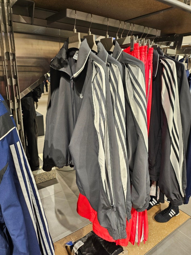 베이비몬스터 아현 콘서트 앵콜에서 입은 아디다스 아딜레니엄3 jx9204 트랙탑 바람막이 구매후기 : 네이버 블로그