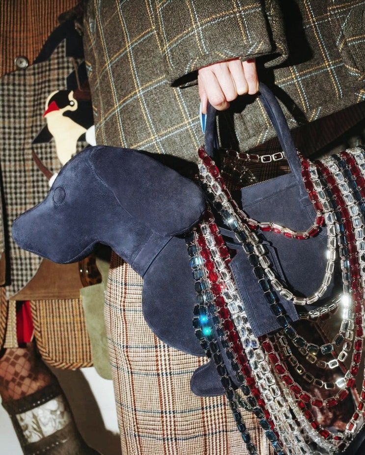 브랜드의 정체성 및 자유를 탐구한 톰 브라운(THOM BROWNE), 2025 F/W 뉴욕 패션위크 패션쇼 : '조류 관찰 ...