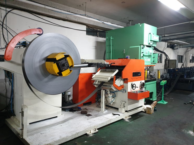 [판매완료][프레스 3종 세트=피더+프레스+금형] ¹NC레벨러피더, ²CS-110톤 프레스, ³부시형 다이 (피어싱)금형 ...