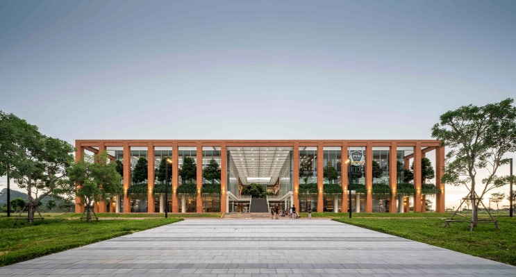 내외가 유기적으로 연결된 공간을 계획하여 학습 환경의 유연성을 극대화된 캠퍼스(태국) / Panyapiwat Institute ...