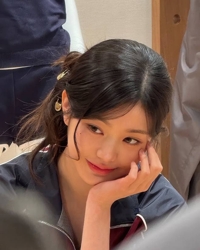 인형美 돋는 장원영이 입었는데도 구리다는 혹평을 듣고 있는 400만원대 미우미우 체육복 원피스 네이버 블로그