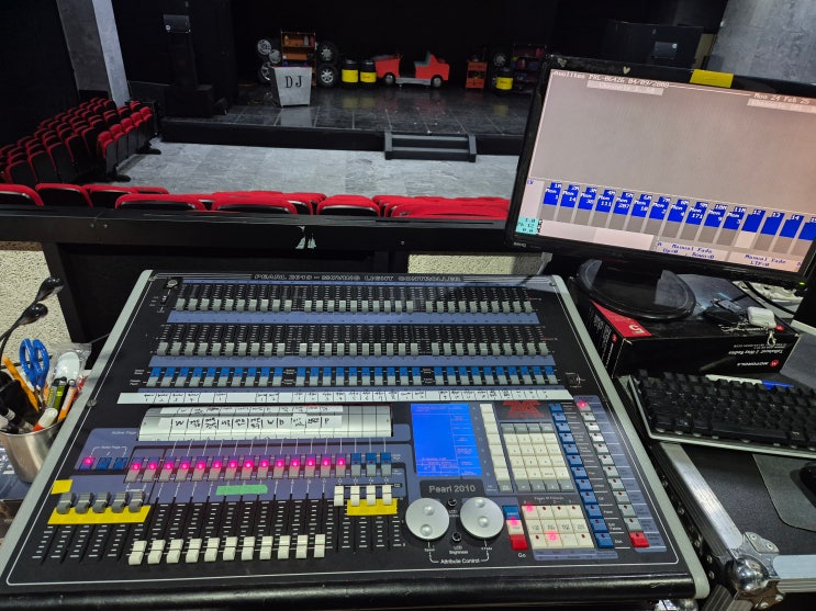 [아싸아트홀 대관] 조명콘솔 편 - Pearl 2010 Moving Light Controller : 네이버 블로그