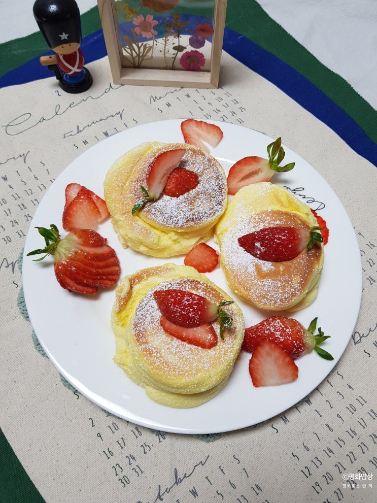 딸기 수플레 팬케이크 만들기 레시피 오믈렛 케이크 계란 요리 홈카페 디저트 노오븐 홈베이킹 : 네이버 블로그