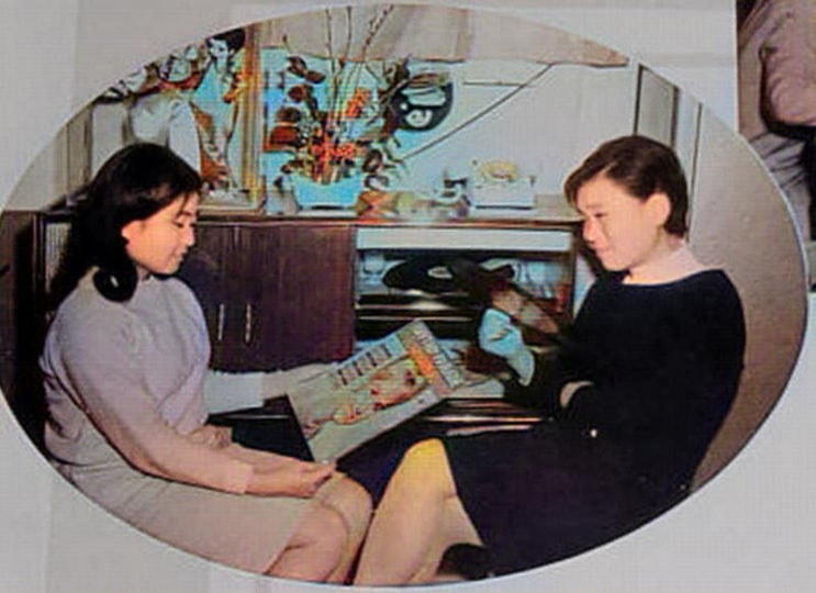 1971년 전축 앞에서 두 여인. : 네이버 블로그
