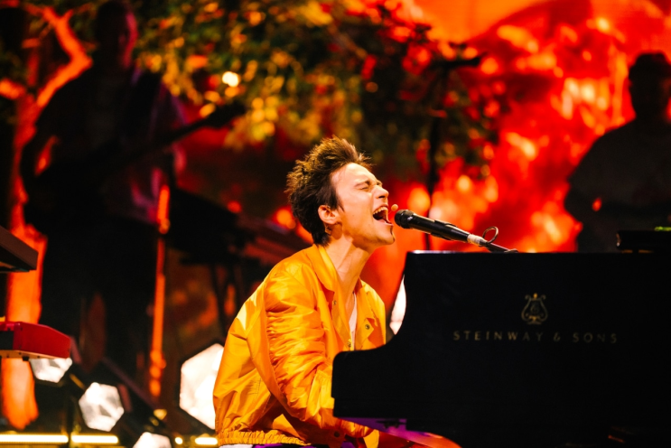 제이콥 콜리어(Jacob Collier) & 크리스 마틴(Chris Martin), 'Fix You'.. 두 영국 아티스트의 ...