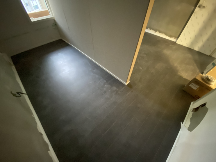 동화자연마루 강텍스쳐 스모크블랙 KT710 검정색마루 고급 지게 시공했어요 : 네이버 블로그