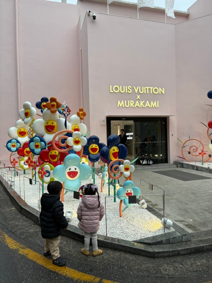 [서울 압구정 로데오] 44개월 쌍둥이와 압구정 로데오 나들이! ( 자연도소금빵, 위글 도산플래그쉽스토어, 케이스티파이 도산-쿠로미은하계본부) : 네이버 블로그