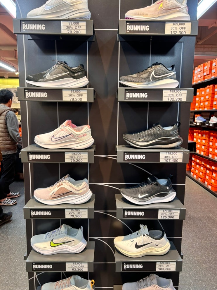 롯데 프리미엄아울렛 기흥점 나이키 팩토리 러닝화 입고 인피니티런4, 보메로17 235 사이즈(FB8502-001), 드라이핏 ...