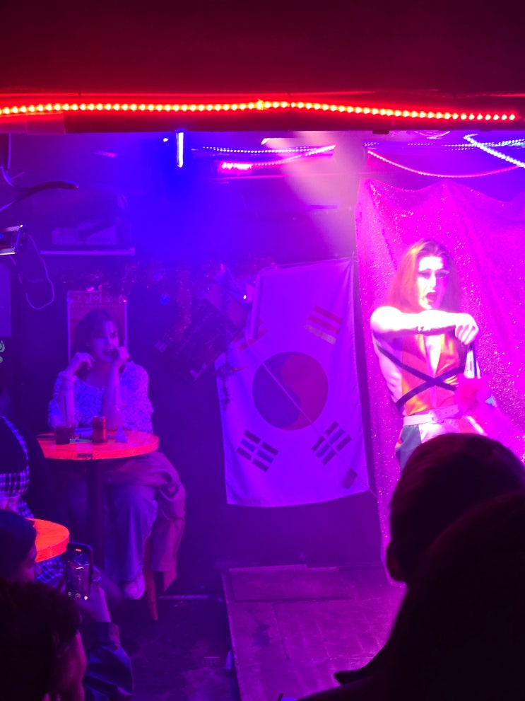 [술빚는여행자] 서울 용산 | 화려한 드랙퀸 쇼를 처음 직관한 클럽_래빗홀 Rabbit Hole : 네이버 블로그