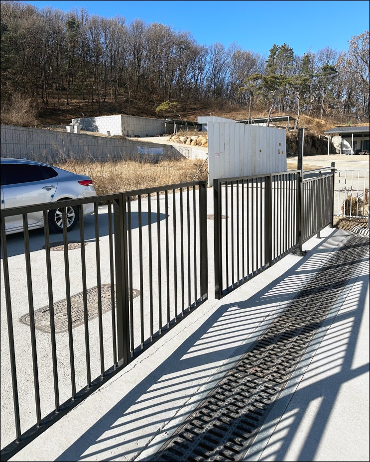 정원 철제 울타리 설치 및 주차장 출입문 접이식 도어 만들기 비용 및 과정 : 네이버 블로그