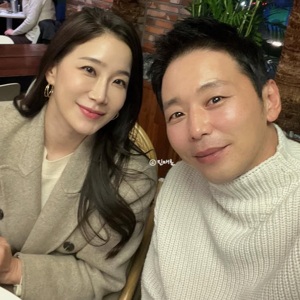 서프라이즈 김하영 박상준 결혼 발표 놀라운 예비신랑 정체 나이 직업 복면가왕 보컬 트레이너 성우 김희송 퍼펙트 라이프 233
