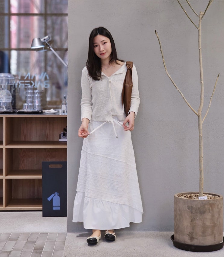 여자 화이트 레이스 롱스커트 봄 코디 벚꽃 데일리룩 완성 : 네이버 블로그