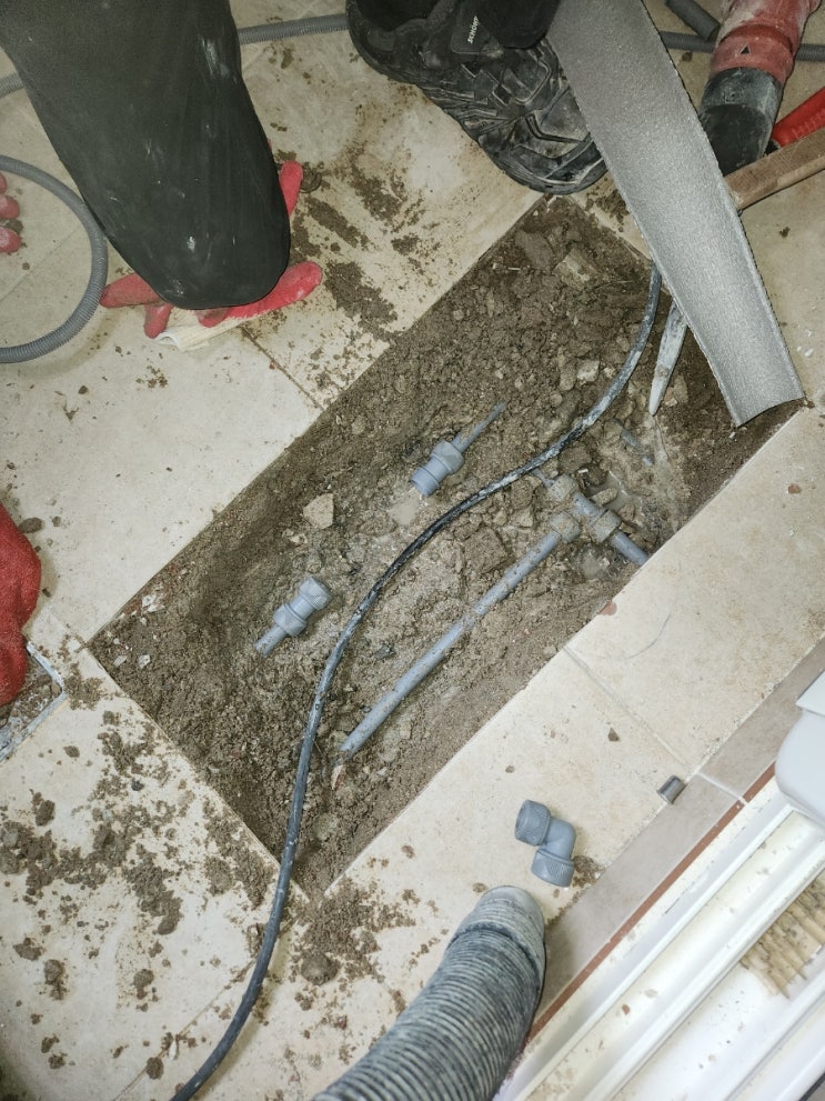 강남구 양재동 아파트 거실 천장에서 물이 뚝뚝!!! 윗집의 문제가 아니었다!!! 010-5846-7454 : 네이버 블로그