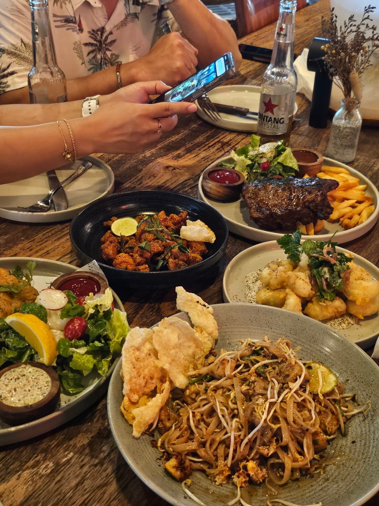 [해외여행] 발리 짱구시내 기념품도 구매하고 음식도 먹을수 있는 카페 &펍 데우스 [Deus cafe Canggu] : 네이버 블로그