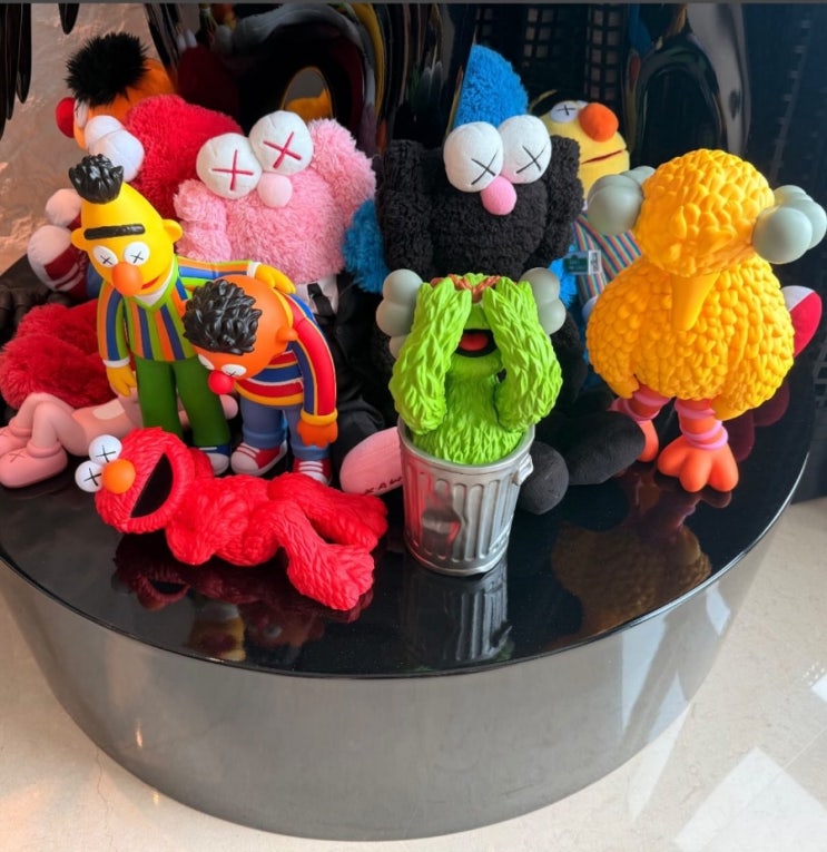 BTS 방탄소년단 뷔 - 251014 kaws 카우스 피규어 사진 개인 인스타그램 업로드 ㅠㅠ : 네이버 블로그