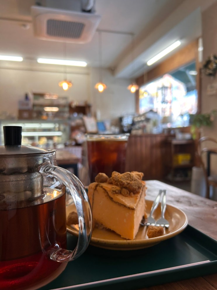 [군자] 나만 알고 싶은 조용한 카페! 아늑한 우드 인테리어 맛집 '어나더쏭' / 군자역 카페 추천리스트, 황치즈케이크 맛집 ...