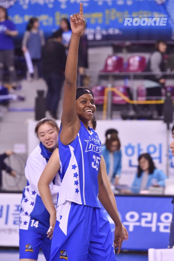 “혼자서 다섯 명을 막았다… WKBL의 전설, 타미카 캐칭” : 네이버 블로그