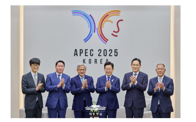 젠슨 황 APEC 2025에서 한국을 AI 주권국으로 디지털트윈, 로봇, 피지컬AI 용 12조 규모GPU 26만개 공급 협력, 관련주와 주가는? : 네이버 블로그
