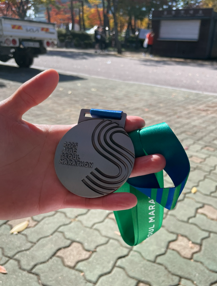 2025 JTBC 마라톤 후기(날씨, 옷 복장, 코스, 주차, 병목) 나는 10km, 신랑은 풀코스 기념품 비교까쥐 (25.11.2 상암-여의도) : 네이버 블로그