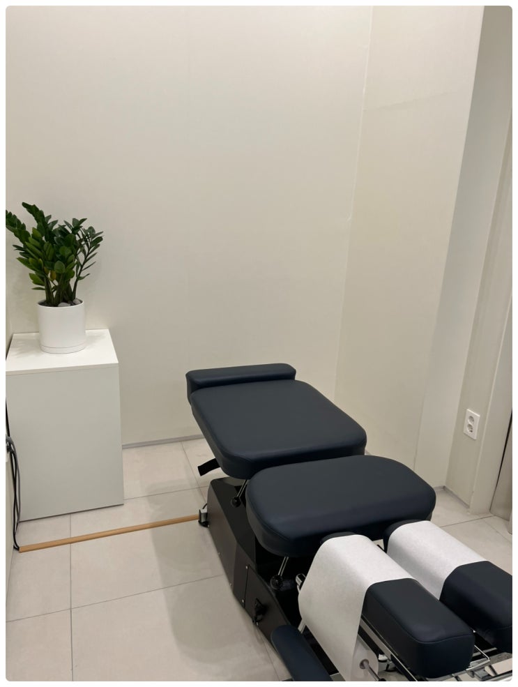 한쪽으로 턱 괴고 다리 꼬는 습관, 내 몸을 망치고 있다? 청주한의원이 알려주는 비대칭 신체의 놀라운 연결 고리 : 네이버 블로그