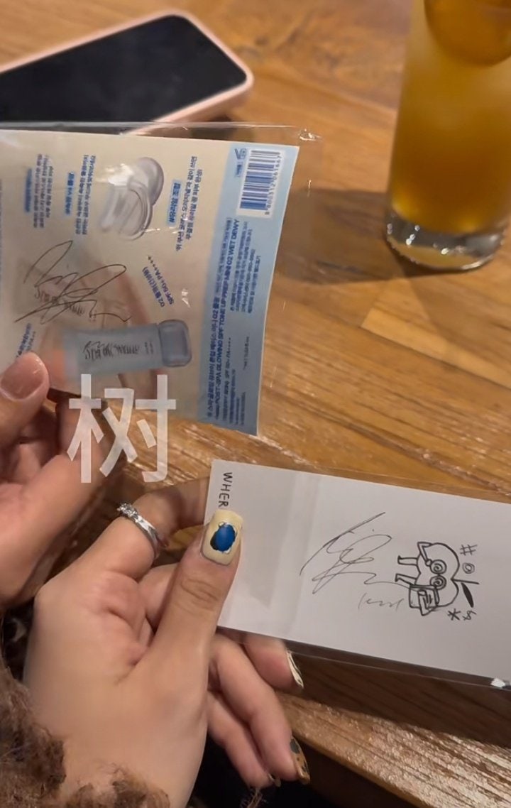 [사진] 방탄소년단(RM)ː길거리에서 만난 아미에게 해준 사인 (251103) : 네이버 블로그