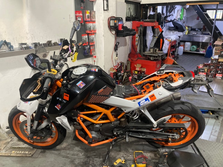 ktm 듀크390 bs배터리 소프트타입그립 실리콘 수축레바 핸들그립 교환 장착 : 네이버 블로그