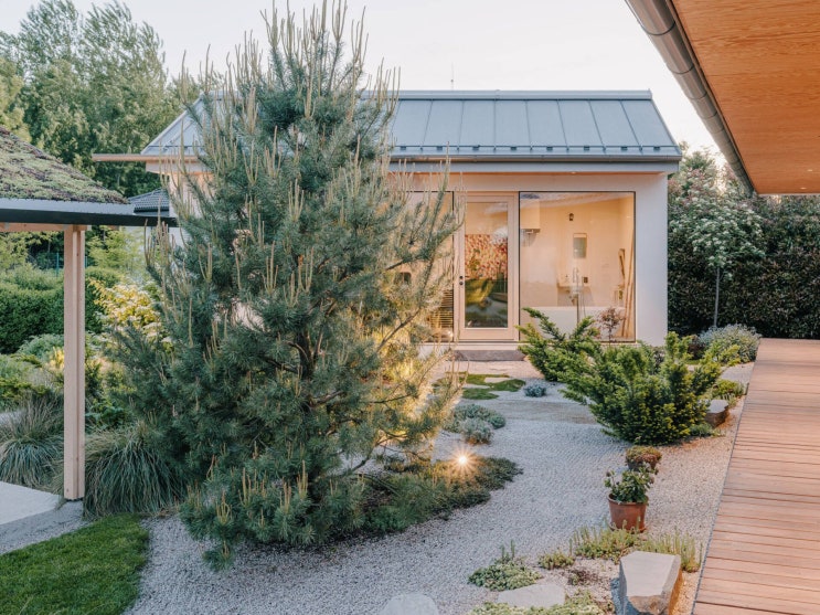 따로 또 같이 두세대가 함께 사는 마당조경 예쁜 박공지붕 단독주택 인테리어 : 네이버 블로그