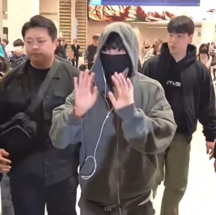BTS 방탄소년단 뷔 - 251116 미국 LA 티르티르 팝업 행사 일정 종료 후드티 공항패션 입국 영상 등장 ㅠㅠ : 네이버 블로그