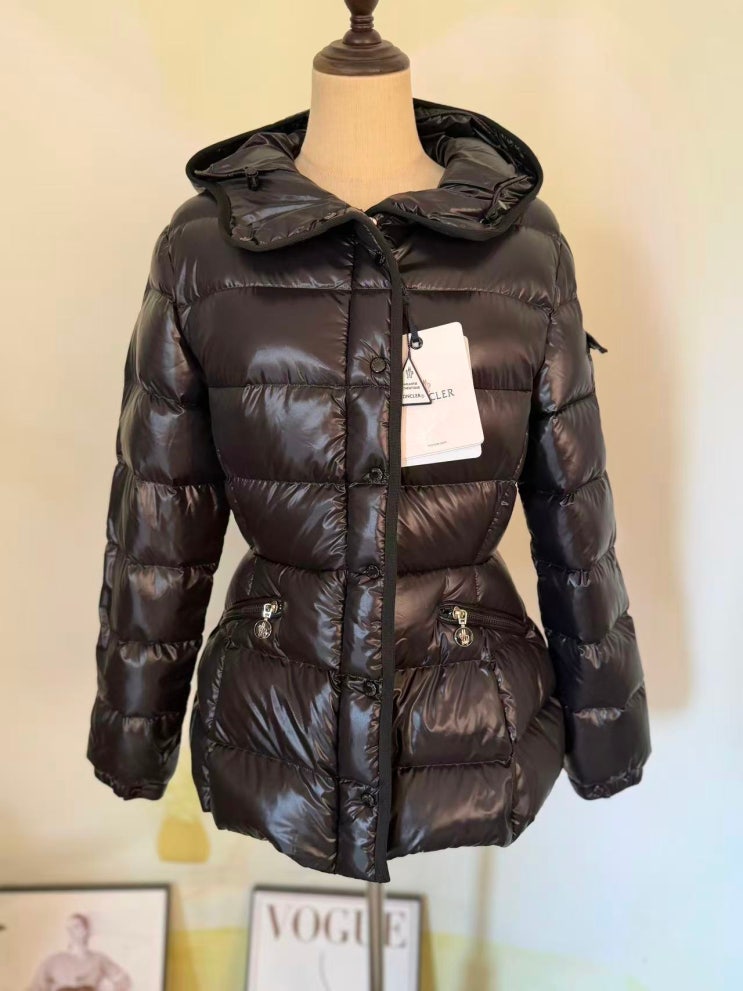 MONCLER 프리미엄 다운 패딩 | 1952년, 알프스에서 시작된 전설, 몽클레르가 완성한 궁극의 럭셔리 : 네이버 블로그